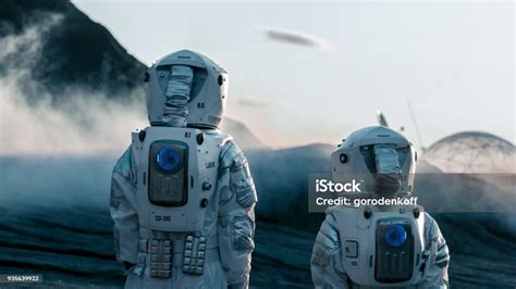 2 우주 비행사 자신 있게 걷는 가스와 연기에 덮여 외계인 바위 행성에 쐈 어 어려움을 극복 하는 인간 과학적인 진도입니다 우주 비행사에 대한 스톡 사진 및 기타 이미지