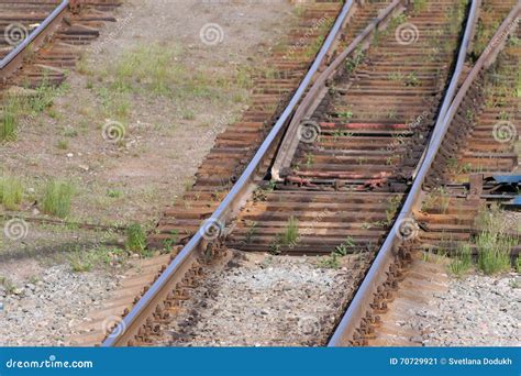 Закройте вверх по взгляду железной дороги с деревянными слиперами Стоковое Изображение