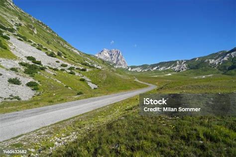 코르노 그란데 산으로가는 길 잔디 풍경이있는 아펜 니노 산맥의 가장 높은 산 그란 사소 국립 공원 아브루 초 이탈리아 0명에 대한 스톡 사진 및 기타 이미지 Istock