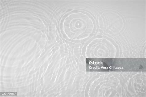 맑은 하얀 물이 있는 배경입니다 흐릿한 배경 물보라가 있는 투명한 물 표면 잔물결이 있는 파도 질감 평면도 복사 위치 텍스트