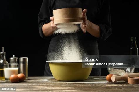 전문 요리사는 빵 이탈리아 피자 파이 파스타 Amerekan 팬케이크 러시아 팬케이크와 과자에 대 한 반죽을 준비합니다 가로 사진입니다 디자인에 대 한 검은 배경에 냉동