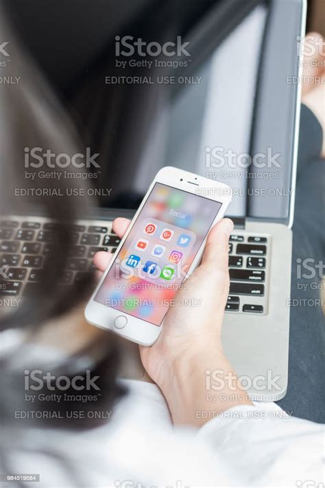 사람들이 디지털 40 라이프 스타일에 대 한 모바일 인터넷 네트워크 컴퓨터 기술로 아이폰 7 화면 스마트폰 소셜 미디어 애플 리 케이 션 아이콘 Linkedin에 대한 스톡
