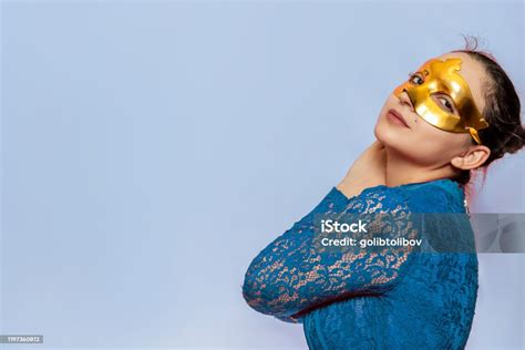 이브닝 드레스와 황금 가면 마스크아름다운 여성의 초상화 발렌타인 데이 카니발 축제 공 생일 축하 개념 젊은 여성의 얼굴 표정 12월 31일에 대한 스톡 사진 및 기타 이미지