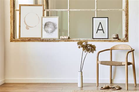 디자인 나무 의자 장식 말린 꽃 오래된 창에 포스터 프레임을 모의 책과 가정 장식에 우아한 액세서리와 현대적인 스타일의 인테리어의 독특한 거실 템플릿 등나무 세공에 대한