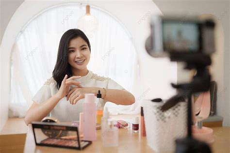 Tutorial Tata Rias Langsung Oleh Vlogger Profesional Dan Penata Rias Kecantikan Foto Latar
