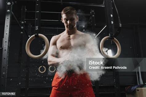 근육 운동 선수 박수를 잡고 체육관에서 운동을 준비 합니다 철봉에 대한 스톡 사진 및 기타 이미지 철봉 체조 링 기구 체조 링 스포츠 Istock