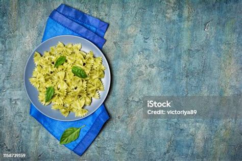 페스토 소스와 바질 잎을 곁들인 맛있는 페폴레 파스타 의 탑 뷰 그릇에 대한 스톡 사진 및 기타 이미지 그릇 나비 넥타이 파스타 나비매듭 Istock