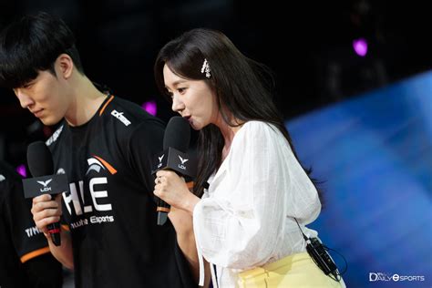 [포토] Pog 인터뷰하는 윤수빈 아나운서