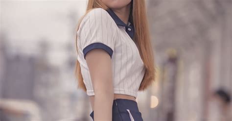 거리 패션 골프웨어 기댄 긴 머리 난간 눈에 띄는 포즈 도시 배경 도시 생활 도시 장면 도시 초상화 도시의