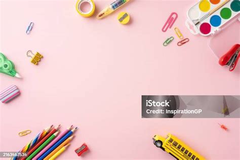 분홍색 배경에 다양한 학교 문구 용품의 평면도 신학기 테마 및 교육 개념에 대한 완벽한 이미지 0명에 대한 스톡 사진 및 기타 이미지 Istock