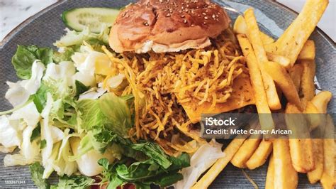 갈비와 강판 감자를 곁들인 버거 햄버거 감자 튀김과 샐러드 패스트 푸드 스낵 테이블 패스트 푸드 컨셉 은 여전히 생활 햄버거 사진 0명에 대한 스톡 사진 및 기타 이미지