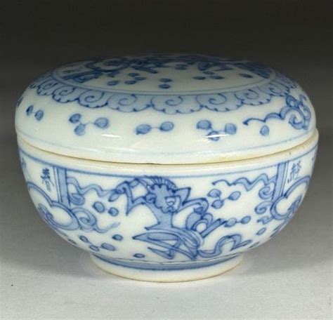 Japanese Blue And White Porcelain Seal Paste Or Cosmetic Box Astrologic