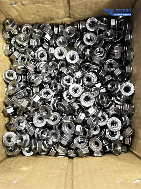 หัวน็อตตัวเมียติดแหวน เกลียวมิลหยาบ มีทั้ง สแตนเลส 304 และ ชุบขาว M3 รูใน 3mm เบอร์ 5 5 M4 รูใน