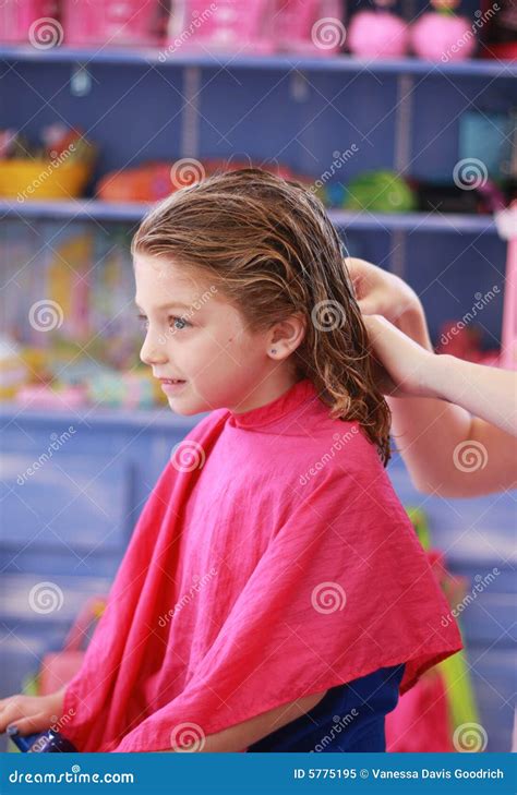 Corte De Cabelo Da Menina Imagem De Stock Imagem De Esteticista