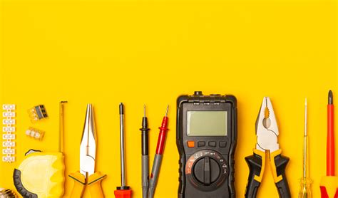 복사 공간이 있는 배경에 있는 전기 장비 평면도 전기 공구 세트 멀티 미터 테스터 스크루 드라이버 커터 덕트 테이프 램프 줄자 및 와이어 플렛 누워 0명에 대한 스톡 사진