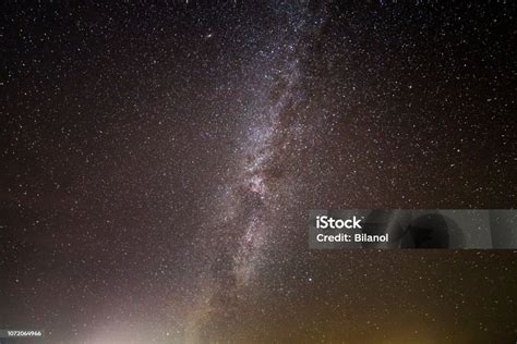 밝은 흰색 반짝이 별과 은하계의 무수를 가진 어두운 검은 하늘 자연의 아름다움입니다 0명에 대한 스톡 사진 및 기타 이미지 0명 거리 과학 Istock