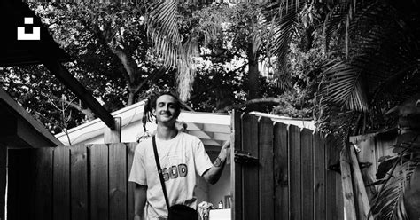 스케이트보드를 들고 출입구에 서 있는 남자 사진 Unsplash의 무료 시골의 이미지