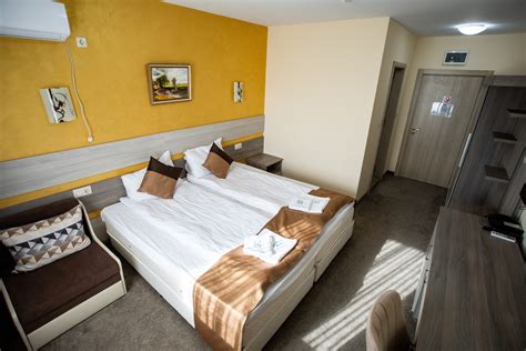 Стая за хора в неравностойно положение Хотел Чинар