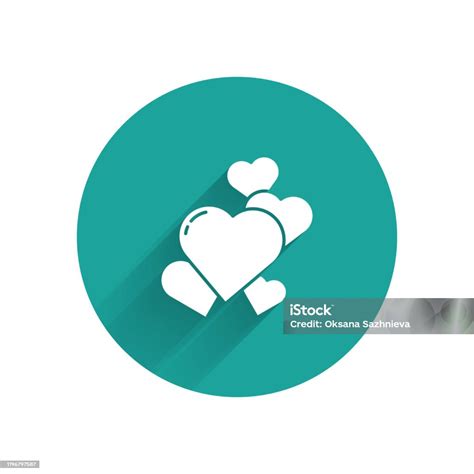 긴 그림자로 격리된 화이트 하트 아이콘입니다 로맨틱 한 상징 연결 가입 열정과 결혼식 발렌타인 데이 기호입니다 녹색 원 버튼입니다 벡터 일러스트레이션 감정에 대한 스톡 벡터