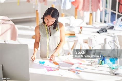 패션 디자이너 및 비즈니스 여성은 디자인 스튜디오에서 작업하고 생각하고 창의적인 컬렉션을 계획합니다 아시아인 사업주 및 의류 전문가가 도쿄에서 단독으로 색상 스타일 및