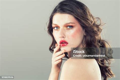 화려한 메이크업 여자 얼굴 아름 다운 갈색 머리 여름 메이크업 뷰티 패션 여자 모델 핑크 입술 가루로 빻은에 대한 스톡 사진 및 기타 이미지 Istock