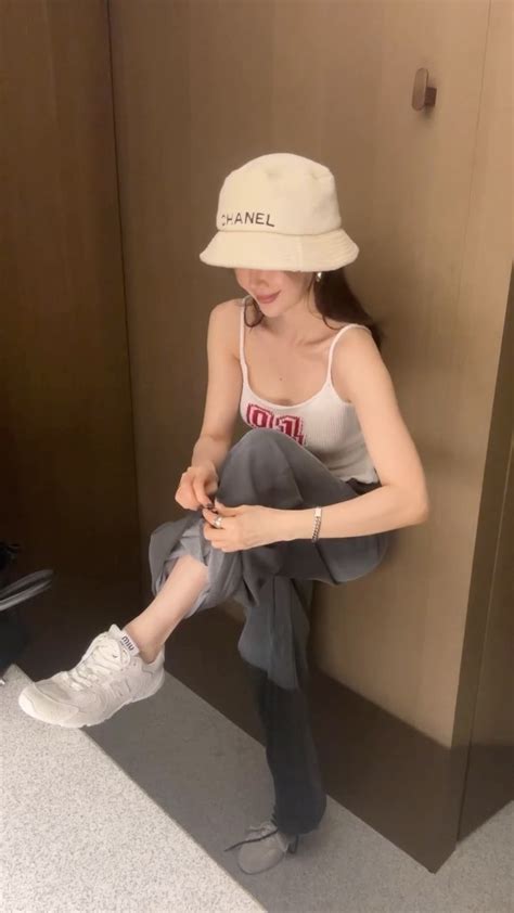 파티수 슬림한 핏으로 이너로도 코디하기 좋으며 심플한 디자인으로 어떤 스타일에도 매치하기 좋은 티 크롭 기장의 빈티지한 프린팅이 포인트인 크롭 롱 슬리브 티 와이드한