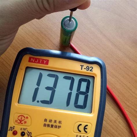 电池电压怎么测 用万用表测电池怎么测 剩余 大山谷图库