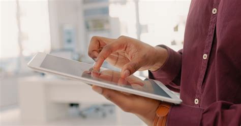 비즈니스 클로즈업 및 태블릿 손 및 온라인 연구 인터넷 및 사무실에서의 데이터 분석을 가진 사람 계획 분석 및 연결을 위한 디지털 기술을 갖춘 직원 태블릿에 대한 스톡 사진