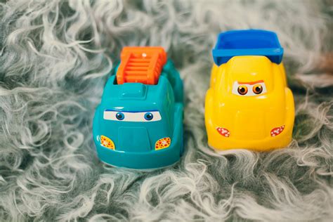 주황색과 검은 색 플라스틱 장난감 사진 Unsplash의 무료 문자 메시지 이미지