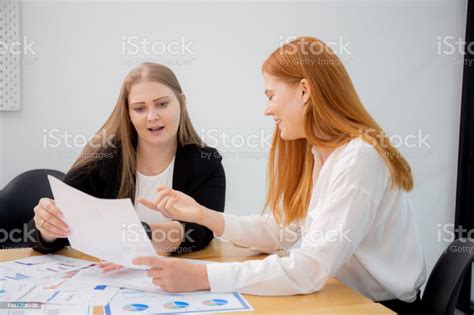 사무실에서 계획 및 전략 마케팅을 위한 두 명의 사업가 회의 팀 그래프 및 차트 보고서로 재무 및 투자 통계에 대한 회의에 대해 논의하는 사업가 2명에 대한 스톡 사진 및