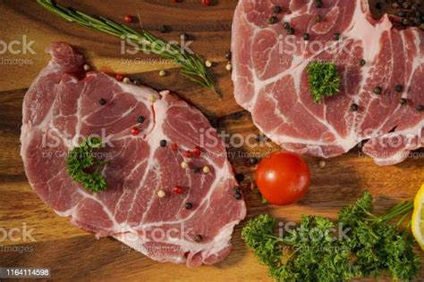 저녁 파티를 위해 준비된 우드스테이크와 재료에 놓인 파티를 위한 스테이크를 만들기 위한 고기 한 조각 날것에 대한 스톡 사진 및 기타 이미지 Istock