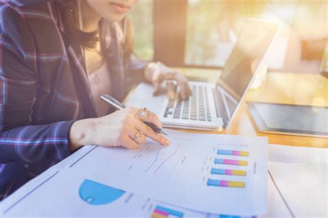 비즈니스 우먼 재무 관리자 및 총무 보고서 작성 계산 또는 잔액 확인 내부 수익 서비스는 노트북 컴퓨터와 계산기로 문서를 검사 합니다 감사 개념 비즈니스에 대한 스톡 사진