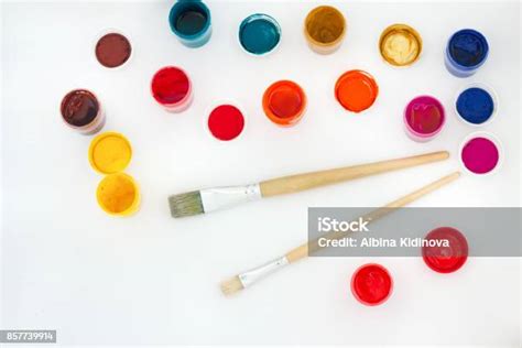 예술적 화려한 페인트와 브러시를 서로 가깝게 전시 되어 있습니다 최고의 볼 수 있습니다 흰색 바탕에 공예에 대한 스톡 사진 및 기타 이미지 Istock