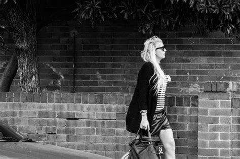 무료 이미지 검정색과 흰색 도로 화이트 거리 사진술 봄 좌석 어둠 유행 검은 단색화 하부 구조 사진