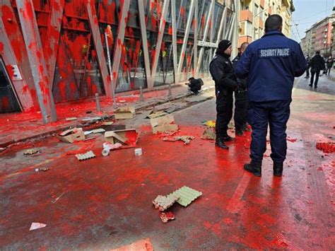 Заради непълнолетен закриха мярката на обвинените за погрома на сградата на ЕК в София