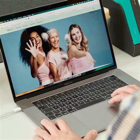 Visual Hierarchy Guiding Viewers Attention Through Strategic Focal P