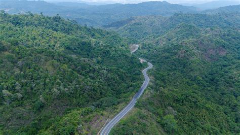 3 번 도로 Nan Province 푸른 나무로 가득한 산을 통과하는 아름다운 도로의 공중 전망 여행 개념 교통 개념 가파른에