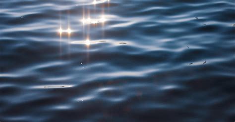 집 밖의 가벼운 놀이 경치가 좋은 고요한 관념적인 눈빛 달래는 매혹적인 물 물결 물결 모양의 바다 반사 반짝임 보케 부드러운 블루 손을