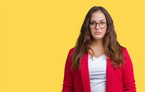 크기 젊은 비즈니스 우먼 플러스 아름 다운 배경 편안한 얼굴에 심각한 표정으로 고립에 우아한 자 켓과 안경을 착용 간단 하 고 카메라를 보고 자연 사색에 대한 스톡 사진 및