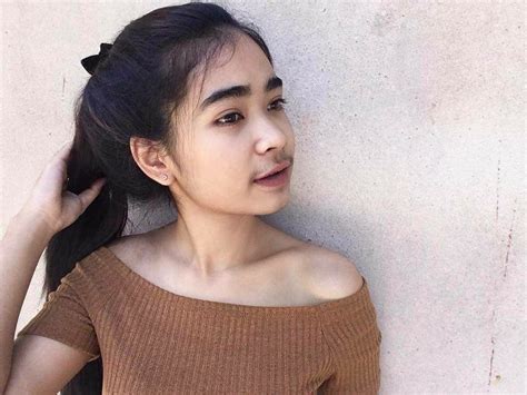 Gadis Cantik Ini Menjadi Viral Di Media Sosoal Setelah Mereka Melihat Wanita Berkumis BERITA