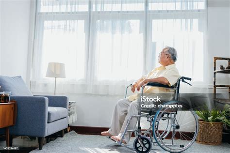 요양원에서 보행기 지팡이 막대기로 휠체어를 타고 앉아있는 아시아 노인 노인 성숙한 장애인 환자 노인 건강 관리 개념 휠체어에 대한 스톡 사진 및 기타 이미지 Istock
