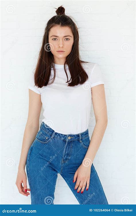 Giovane Ragazza Attraente Che Posa Sul Tiro Della Prova Di Modello Con La Luce Di Giorno