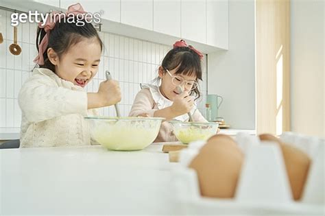 어린이형제자매딸가족반죽도마요리사수업레슨과외초등학교학교집작업실한국인 이미지 A12537939 게티이미지뱅크
