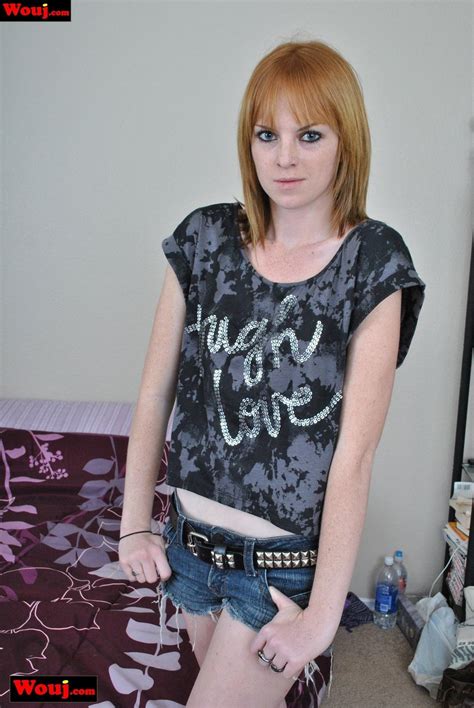 Sexy Redhead Chick Poses In Cut Off Shorts And Tanktop 15 Photos