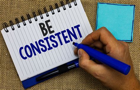 Word 텍스트 쓰기 일관 될 남자를 위한 균일 한 영구 회사 불변도 변하지 않는 교감 마커 노트북 페이지 알림 들고 비즈니스 개념 아이디어 황 마 배경을 통신 합니다