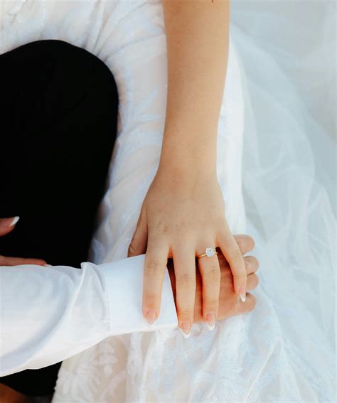 결혼 결혼 반지 결혼 사진 결혼 약혼 결혼식 날 공식적인 옷차림 낭만적 인 몸짓 다이아몬드 반지 단란함 로맨스 만지다 미국 반지 북미 사랑 사랑의