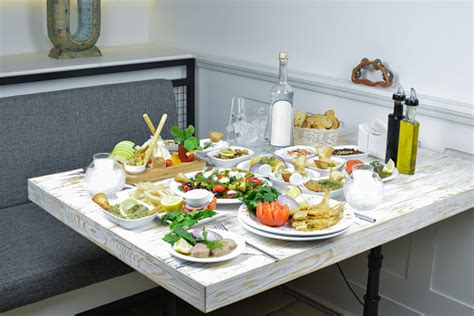 그리스 음식 간식 및 전채 배경 메제 자이로 튀긴 오징어 반지 수블라키 우조 생선 피타 그리스 샐러드 Tzatziki 페타 올리브와 야채의 구색 전통 그리스 요리 세트