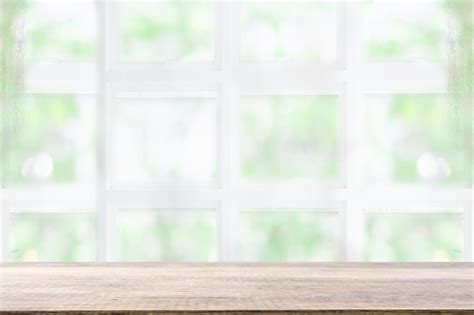 빈 나무 테이블과 창 룸 실내 장식 배경 제품 몽타주 디스플레이 디스플레이에 사용할 수 있습니다 또는 귀하의 제품을 몽타주 제품의 디스플레이 대 한 조롱 0명에 대한 스톡