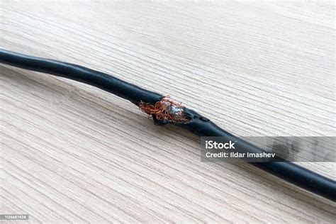 나무 바닥 배경에 검은 색 전기 코드를 손상 위험한 깨진 전기 케이블 0명에 대한 스톡 사진 및 기타 이미지 0명 개