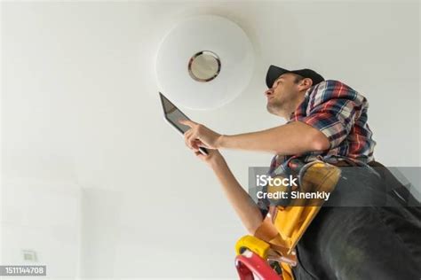 손에 도구를 들고 건설 현장에서 케이블 작업을 하는 전기 기술자 설치자 수리 및 핸디맨 개념입니다 주택 및 주택 재건 Diy에 대한 스톡 사진 및 기타 이미지 Istock